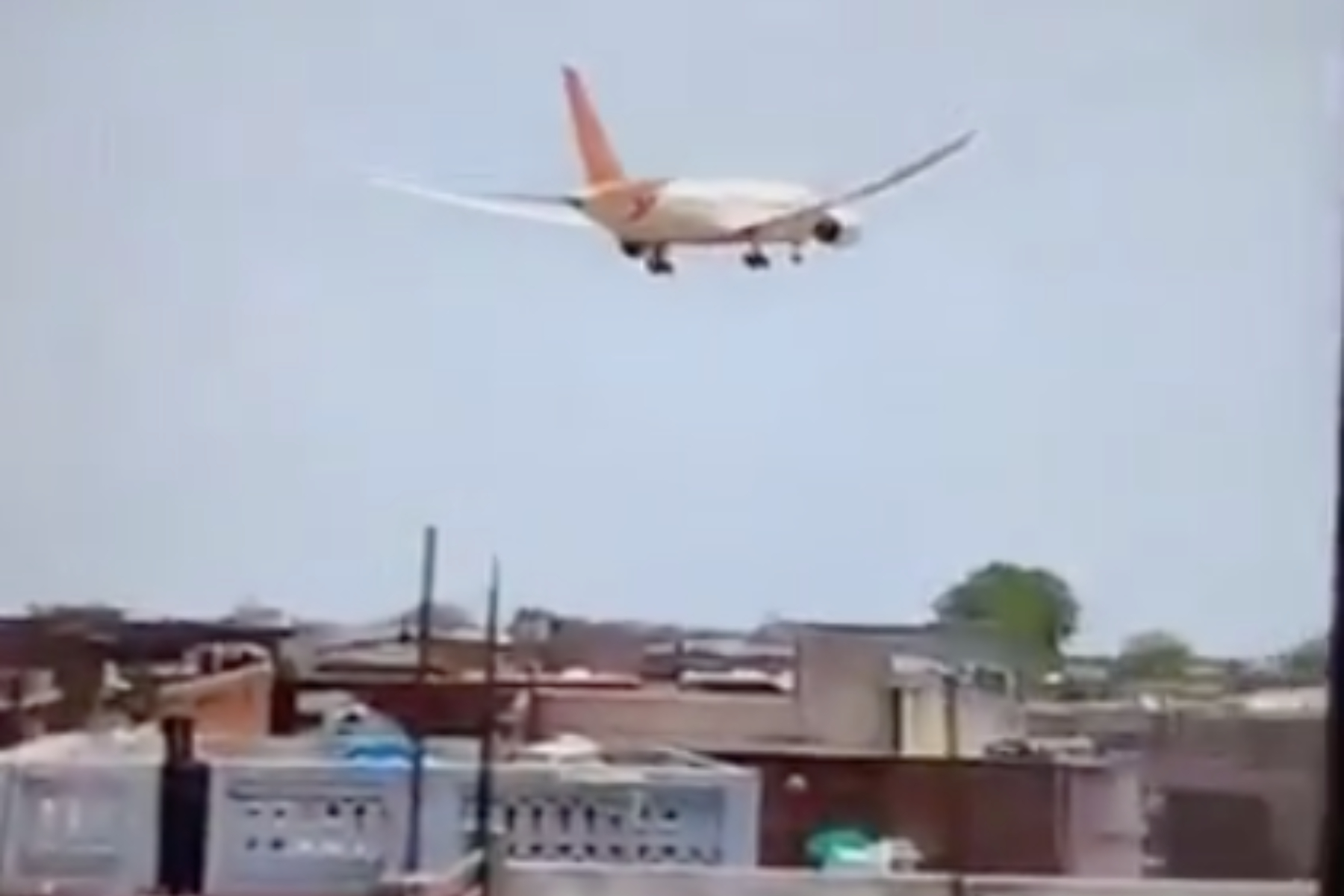 India, il video dell'aereo che precipita tra le case: a bordo 242 ...